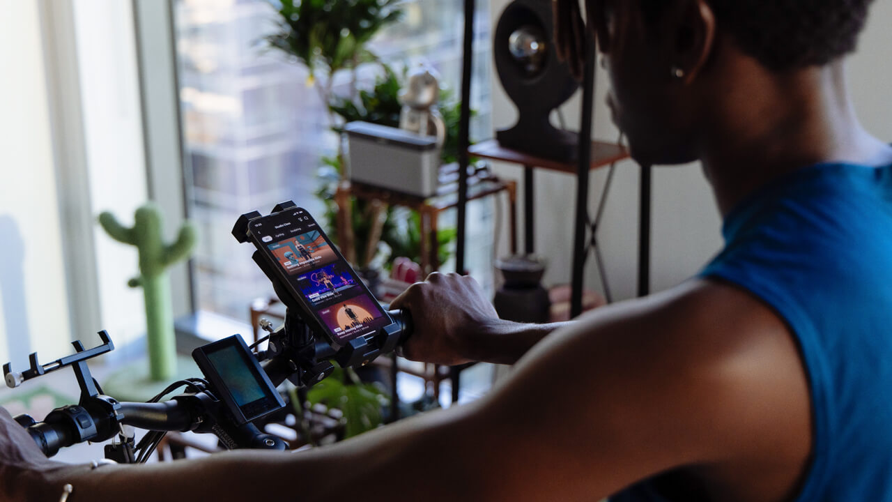 AI Coaching vs. Human Trainer: Navigating the Future of Fitness – freebeat